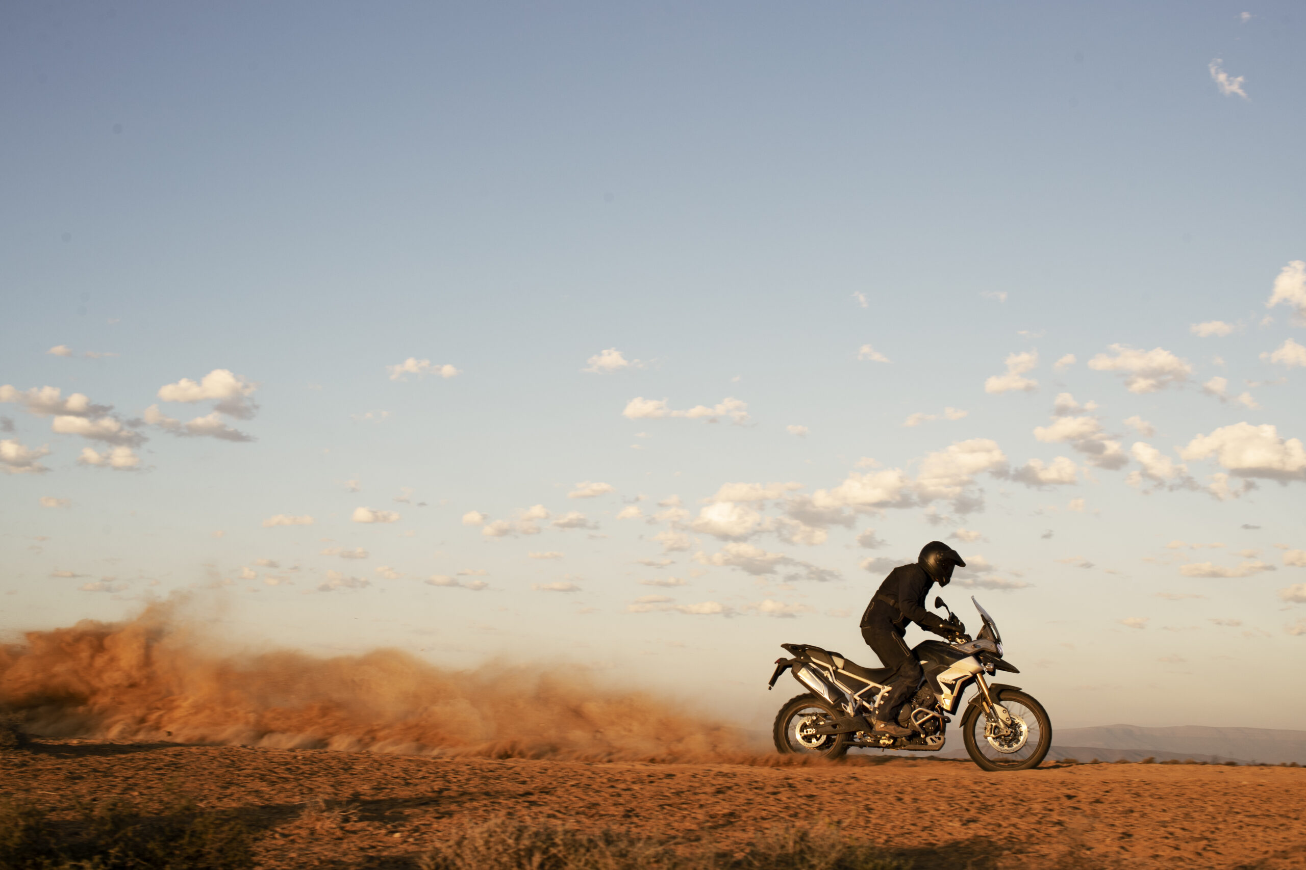 Dirty Roads met Roké Motors - Roké Motors